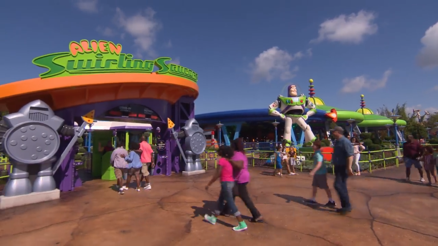 VIDEO: First Look Alien Swirling Saucers On-Ride Video | Chip and Company
