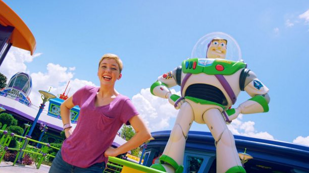 ‘Freaky Friday’ Star Cozi Zuehlsdorff Visits Toy Story Land at Disney’s ...