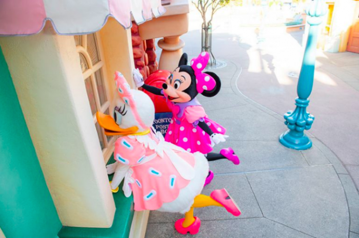 Minnie Mouse's Day Out with Daisy Duck at Tokyo Disneyland! | Chip and ...