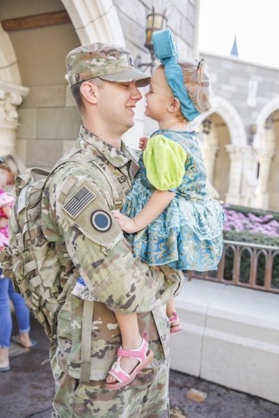 Family Gets Surprised at Disney from Army Dad Returning from Deployment ...