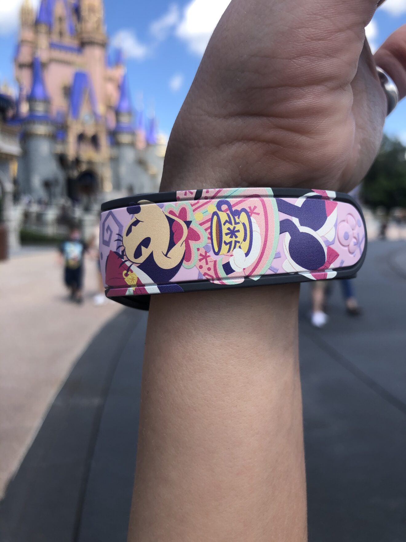 Super Cute Minnie Mouse: The Main Attraction MagicBands Now Available ...