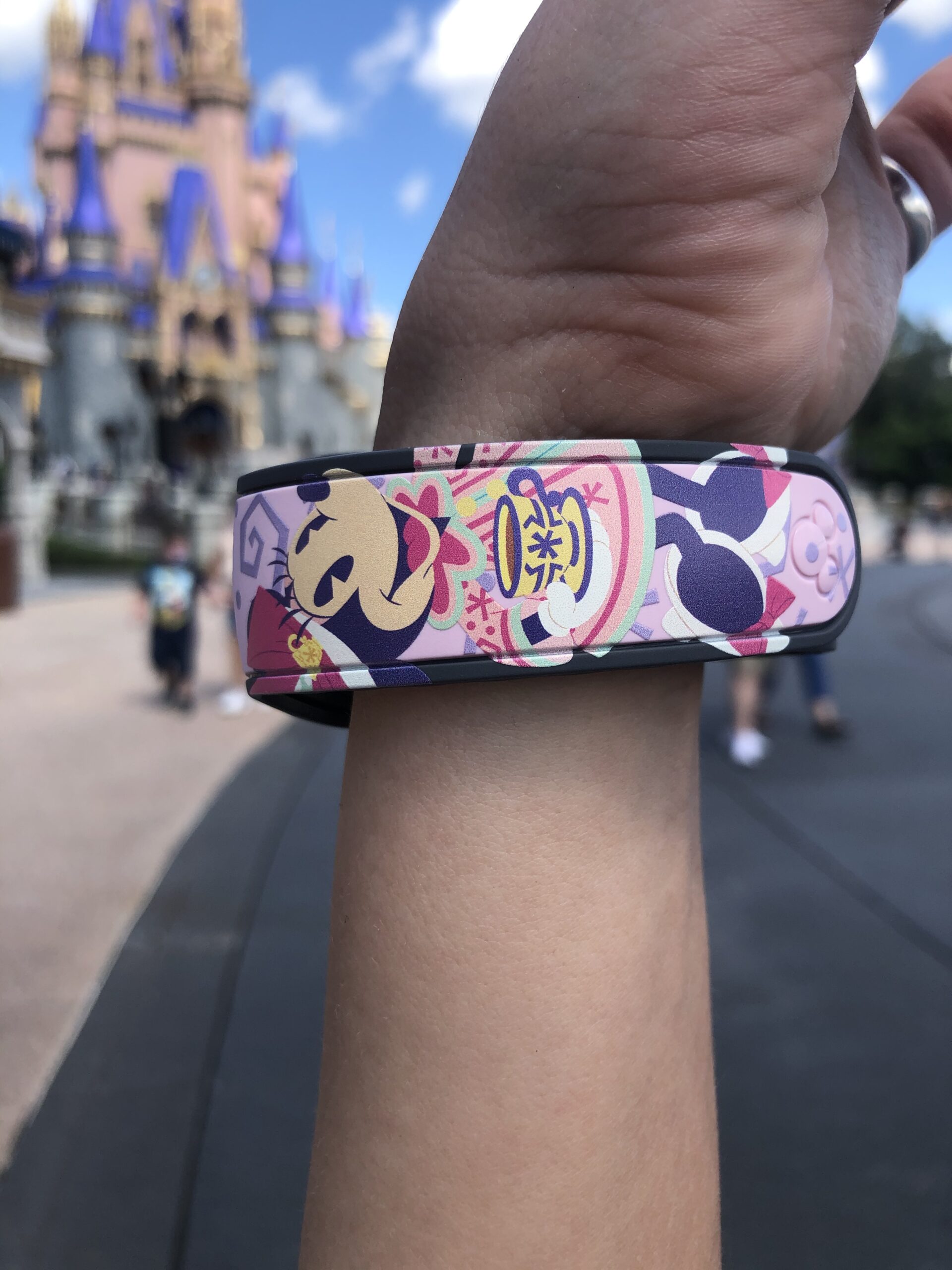Super Cute Minnie Mouse: The Main Attraction MagicBands Now Available ...