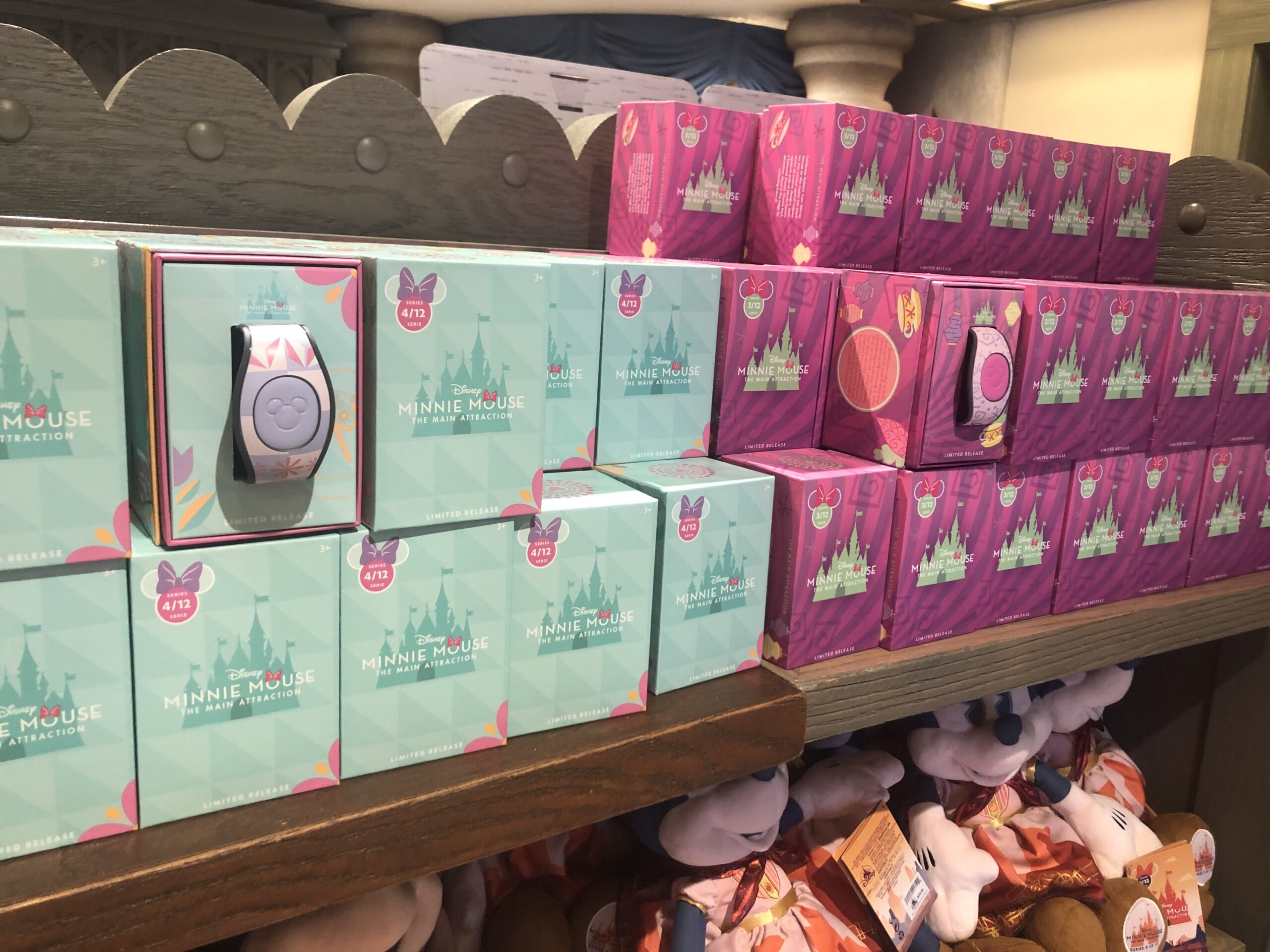 Super Cute Minnie Mouse: The Main Attraction MagicBands Now Available ...
