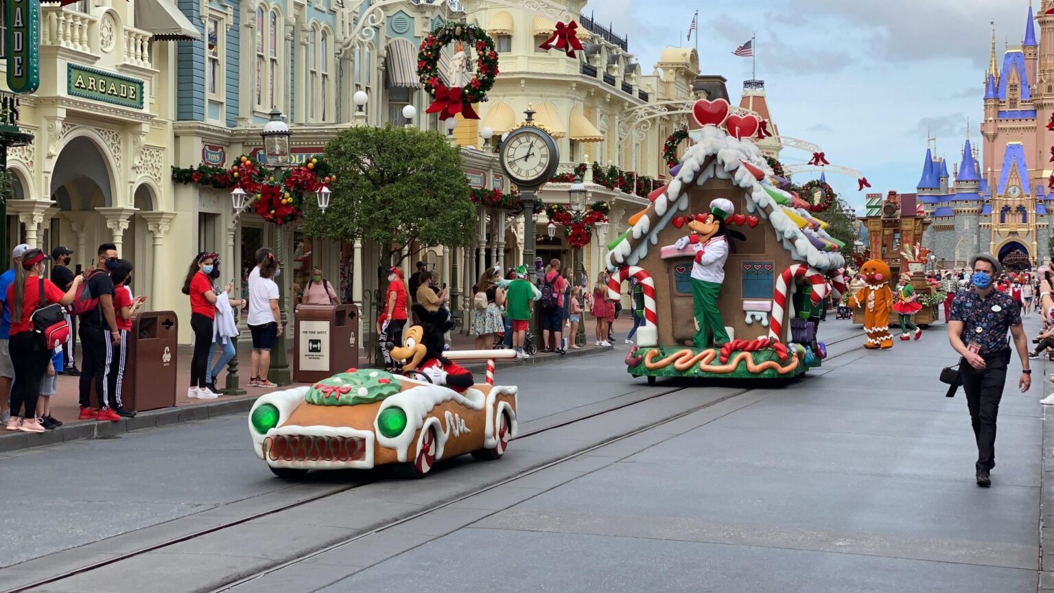 Goofy & Friends Holiday Cavalcade spreading Christmas Cheer in the ...