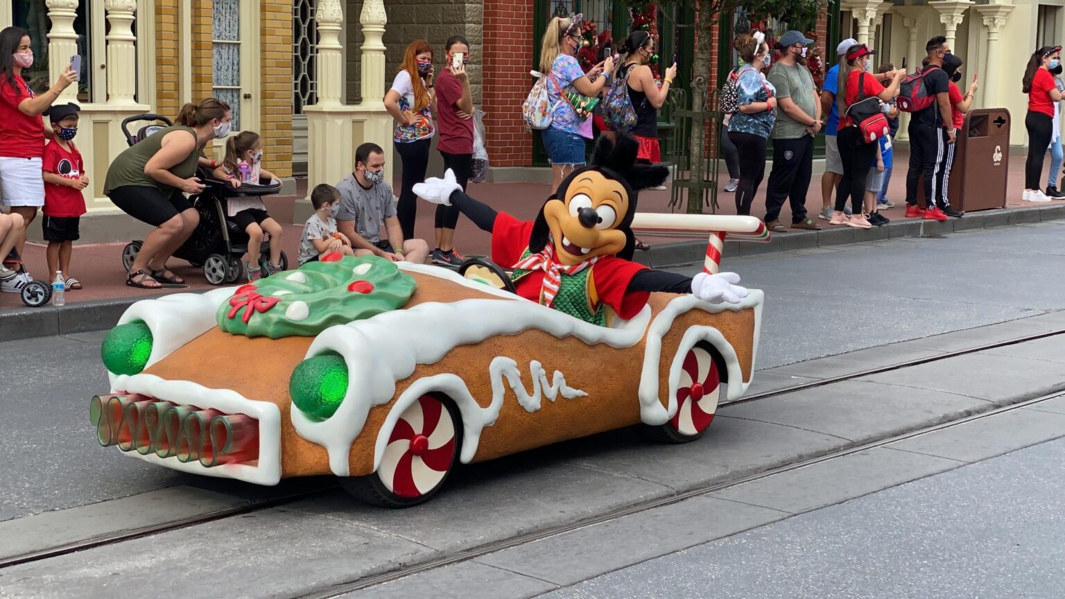 Goofy & Friends Holiday Cavalcade spreading Christmas Cheer in the ...