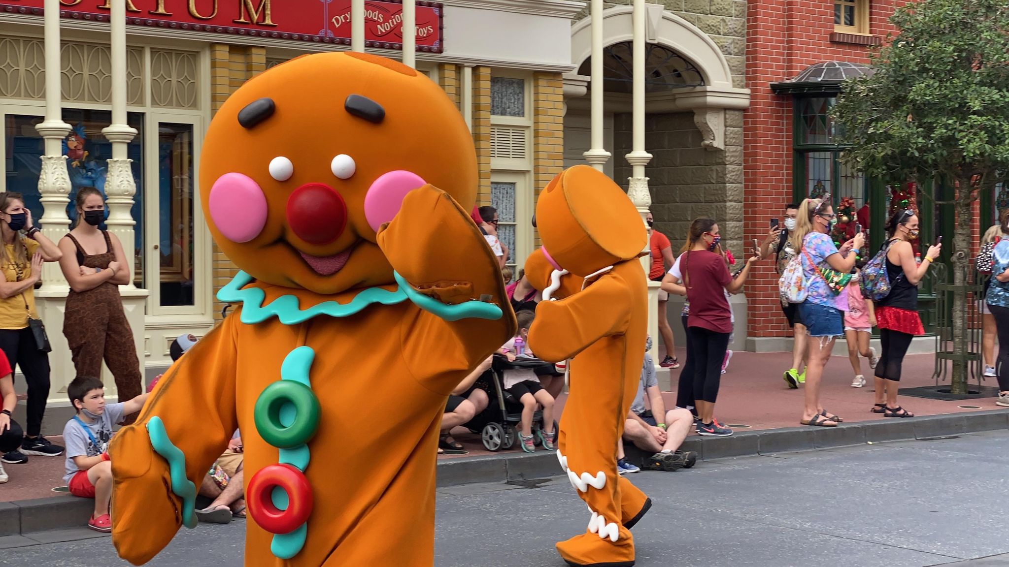 Goofy & Friends Holiday Cavalcade spreading Christmas Cheer in the ...