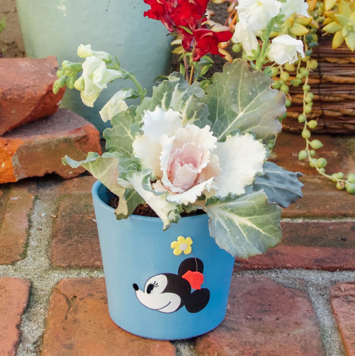 Create A Magical Garden With These Minnie Mouse Flower Pots! | Chip and ...