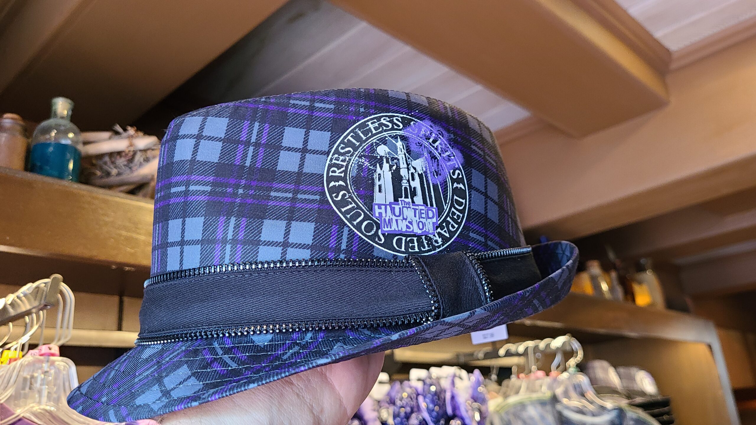 Haunted Mansion Fedora spotted at Walt Disney World is perfect for any ...