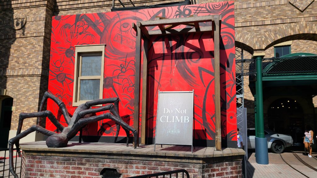 Halloween Horror Night Displays starting to spring to life at Universal ...