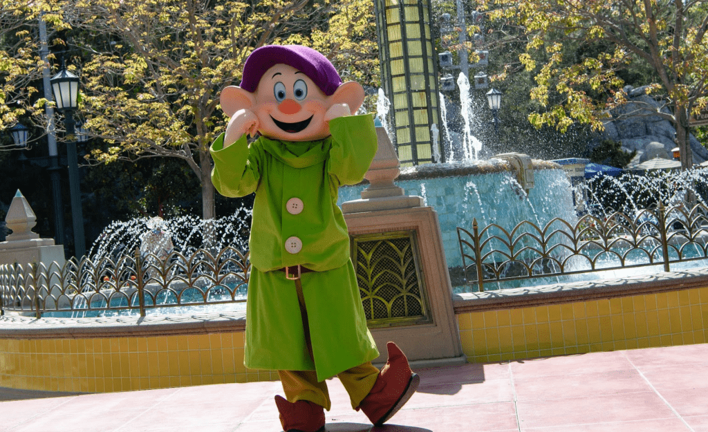 Disneyland Won T Use Genie For Character Meet Greets Chip And Company