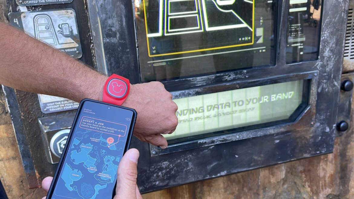 Star Wars: Batuu Bounty Hunters Magicband+ Game from Hollywood Studios ...