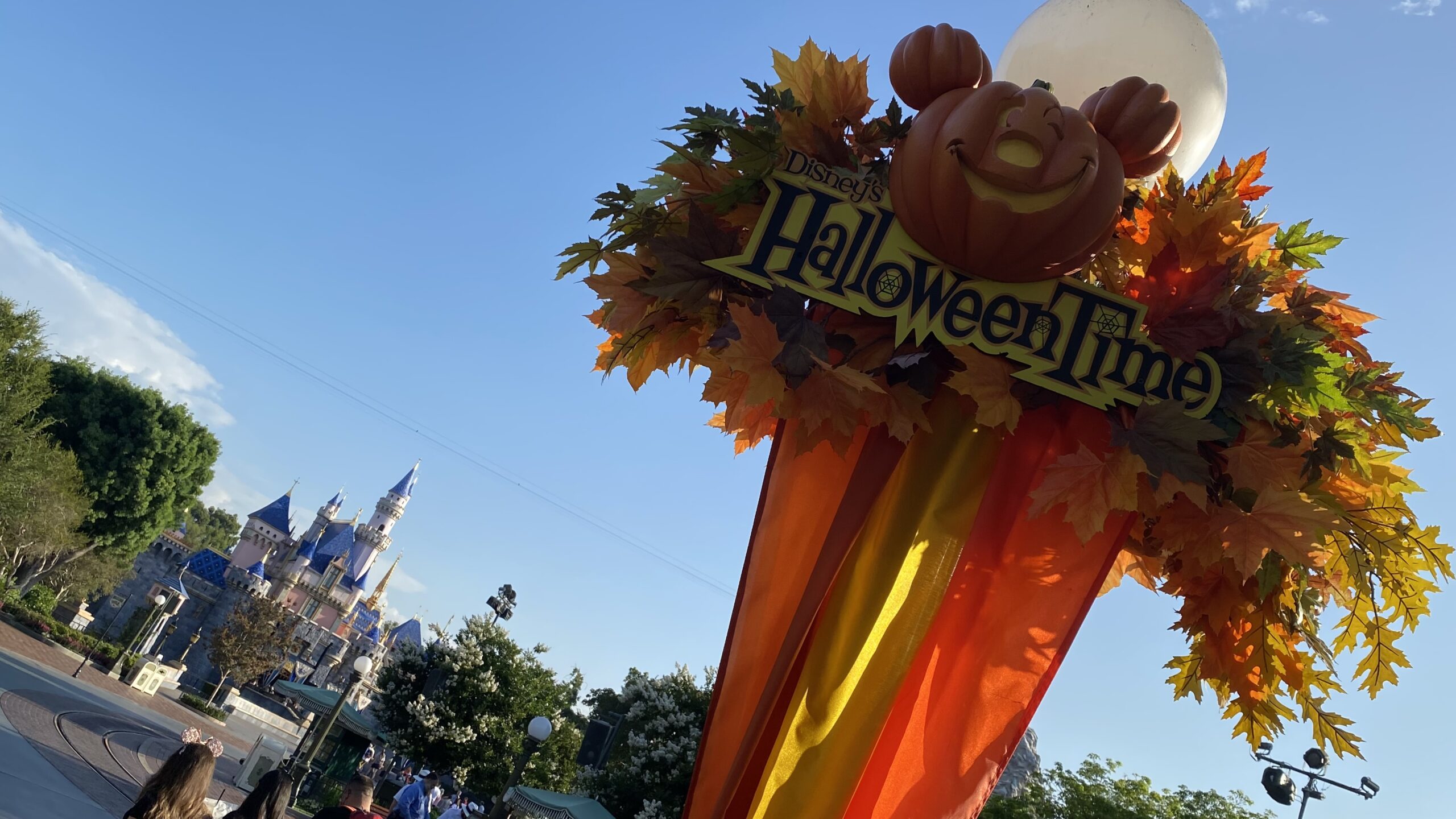 Disneyland & California Adventure are now decorated for Halloween ...