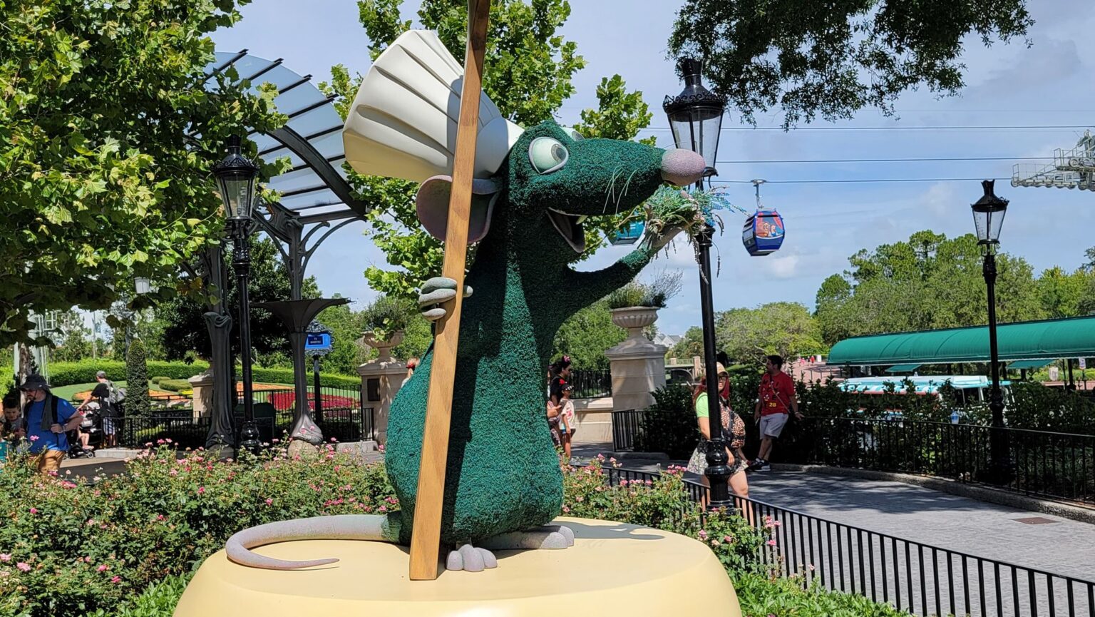Video: Disney Guest Climbs onto the Remy Topiary in Epcot's France ...