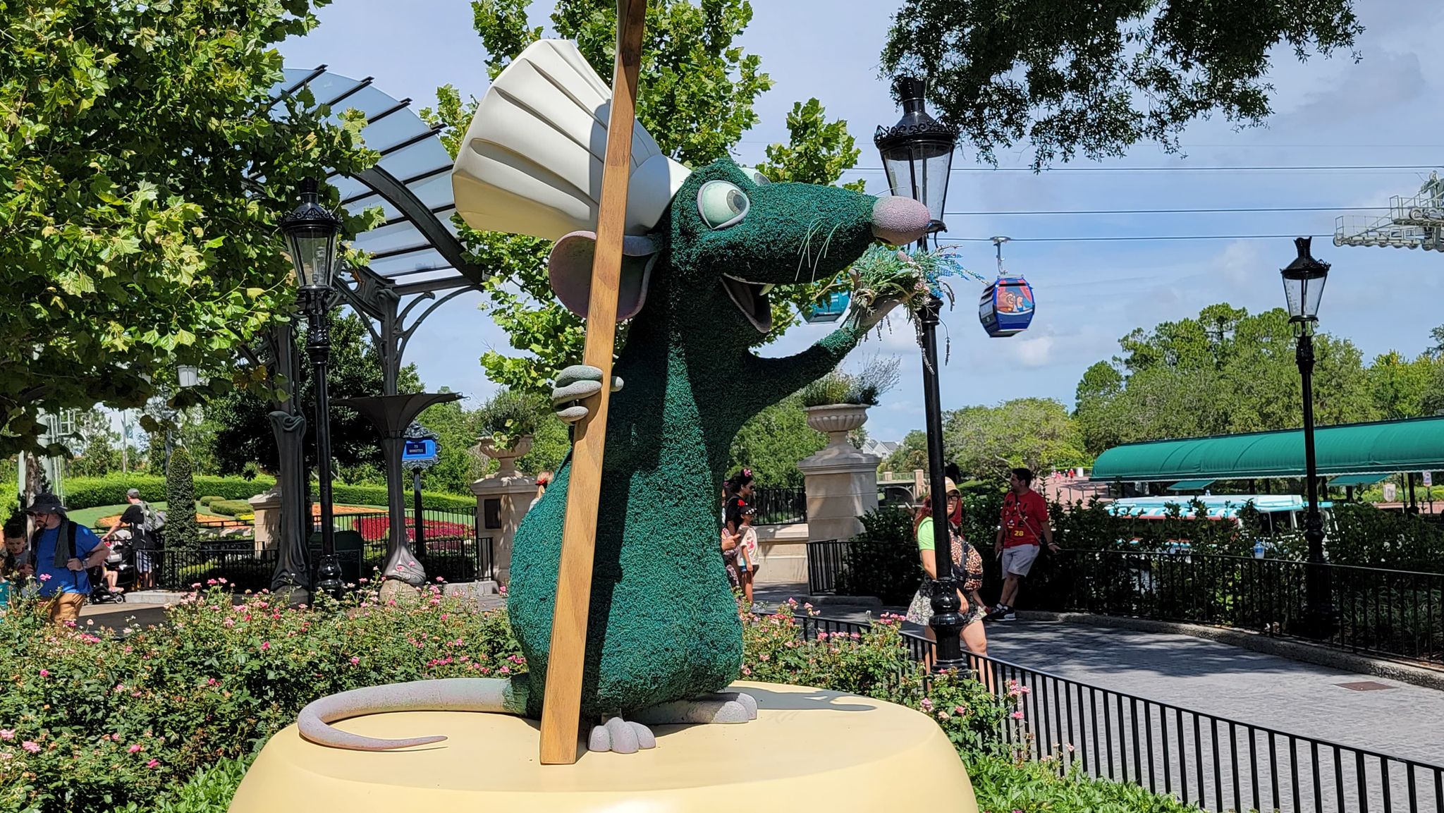 Video: Disney Guest Climbs onto the Remy Topiary in Epcot's France ...