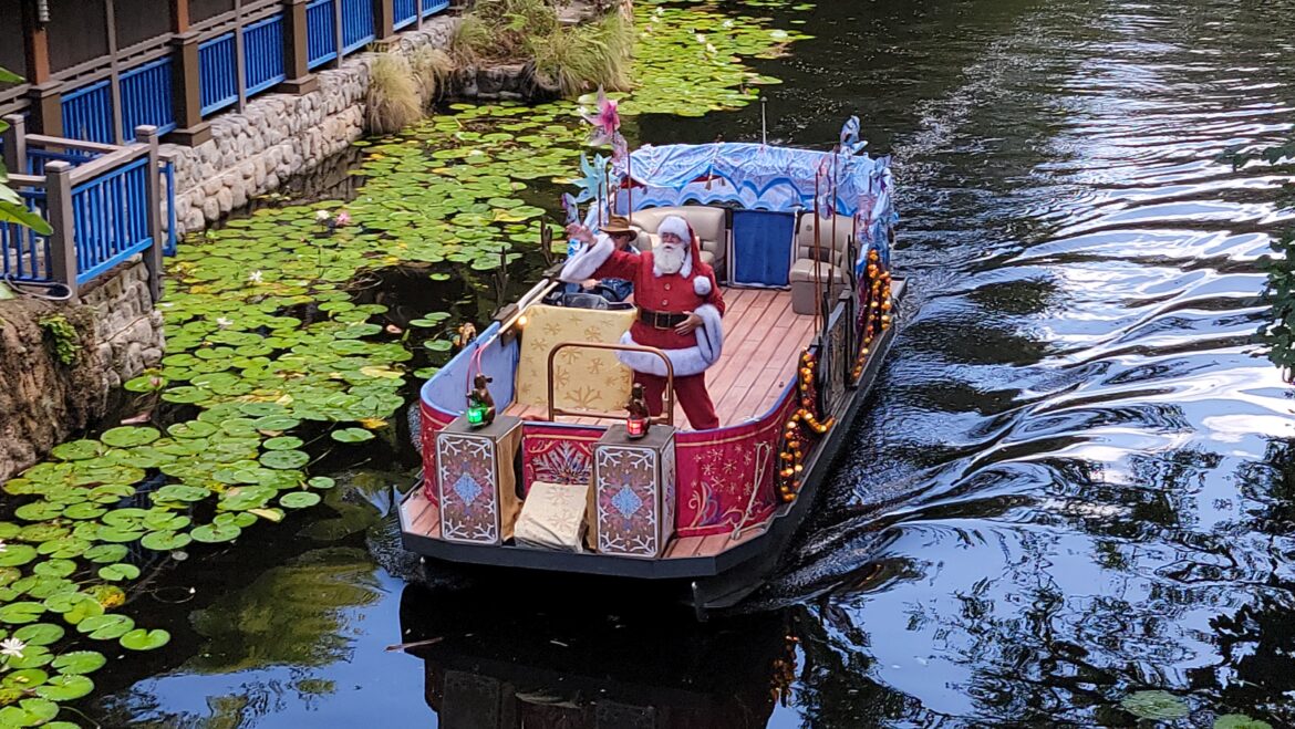 Santa Arrives on the Christmas Floatilla at Disney's Animal Kingdom ...