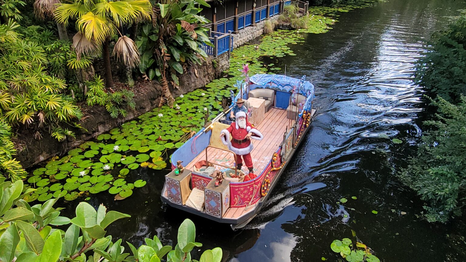 Santa Arrives on the Christmas Floatilla at Disney's Animal Kingdom ...