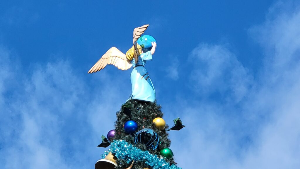 Epcot's Christmas Tree is Finally Up just in time for the Festival of ...