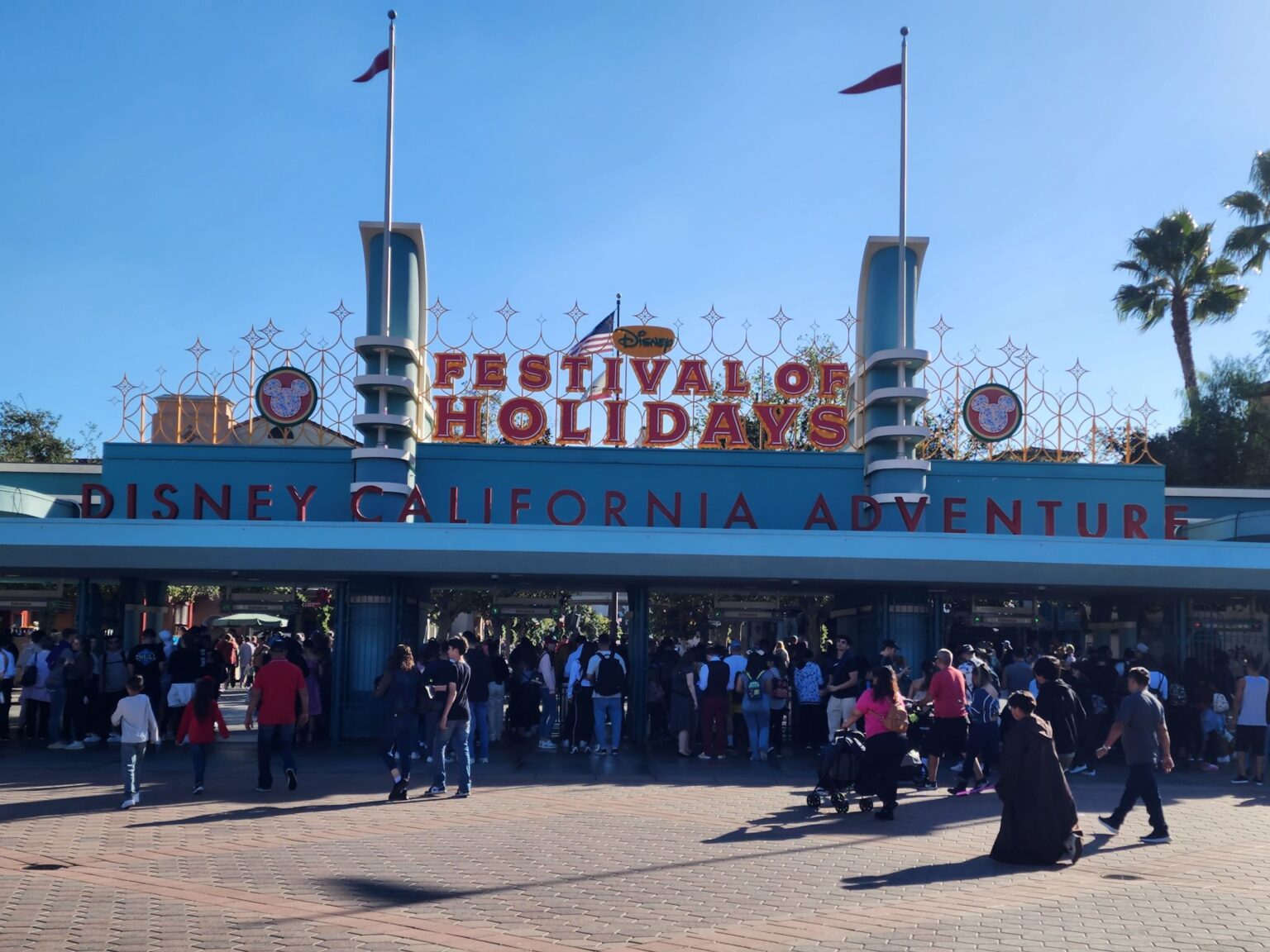 Christmas Decorations have arrived at Disneyland & California Adventure ...