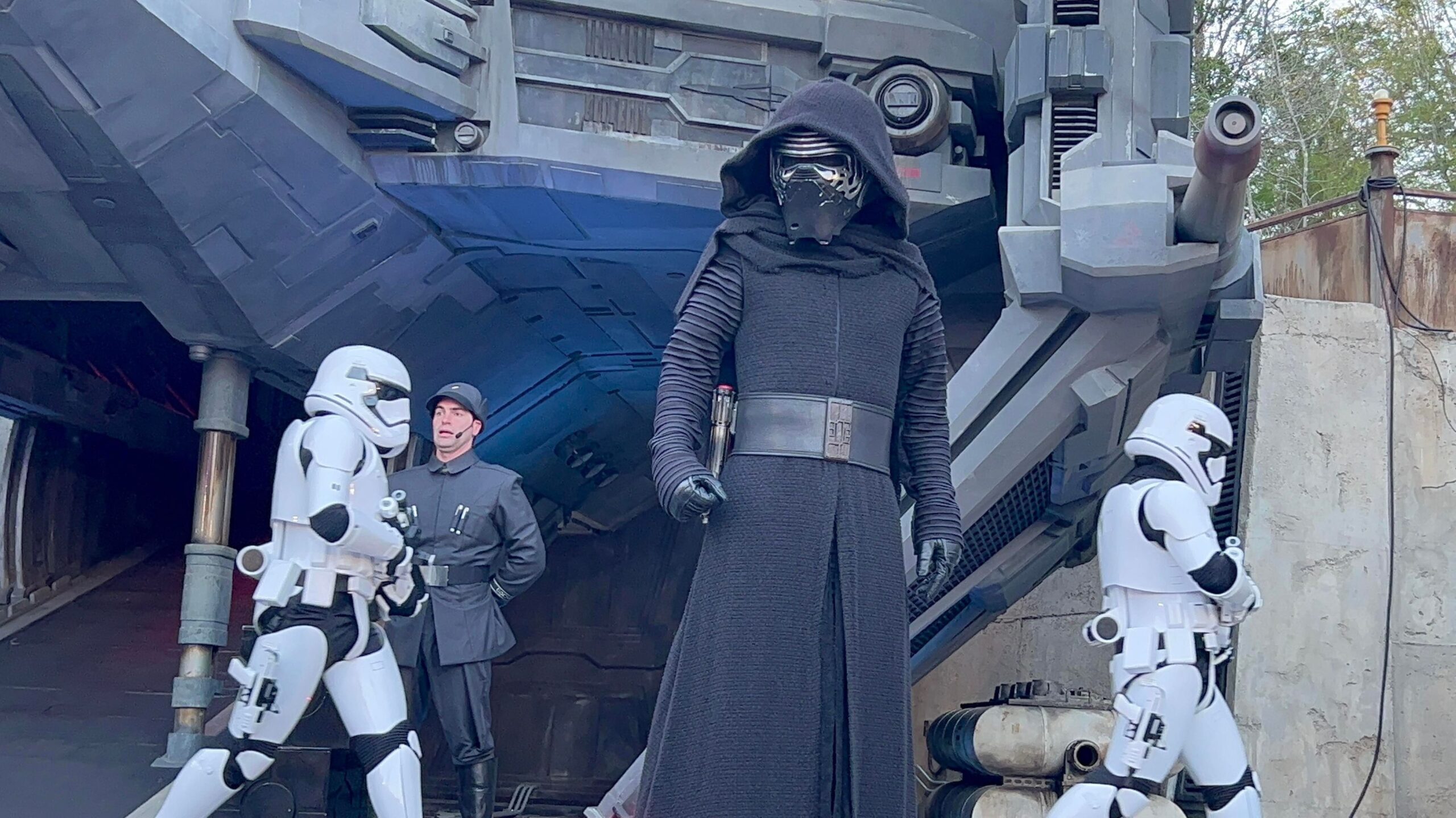 Kylo Ren Stage Show Returns to Galaxy's Edge in Hollywood Studios ...