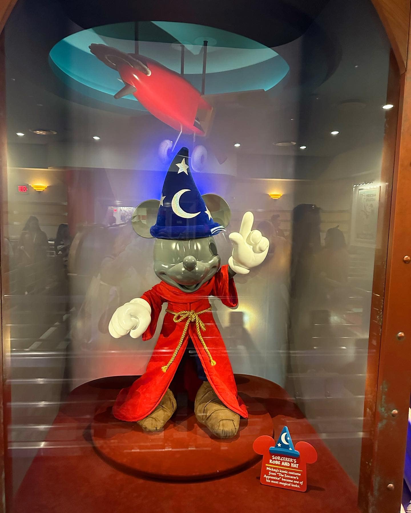 Video: First Look at Mickey & Minnie’s Runaway Railway in Disneyland ...