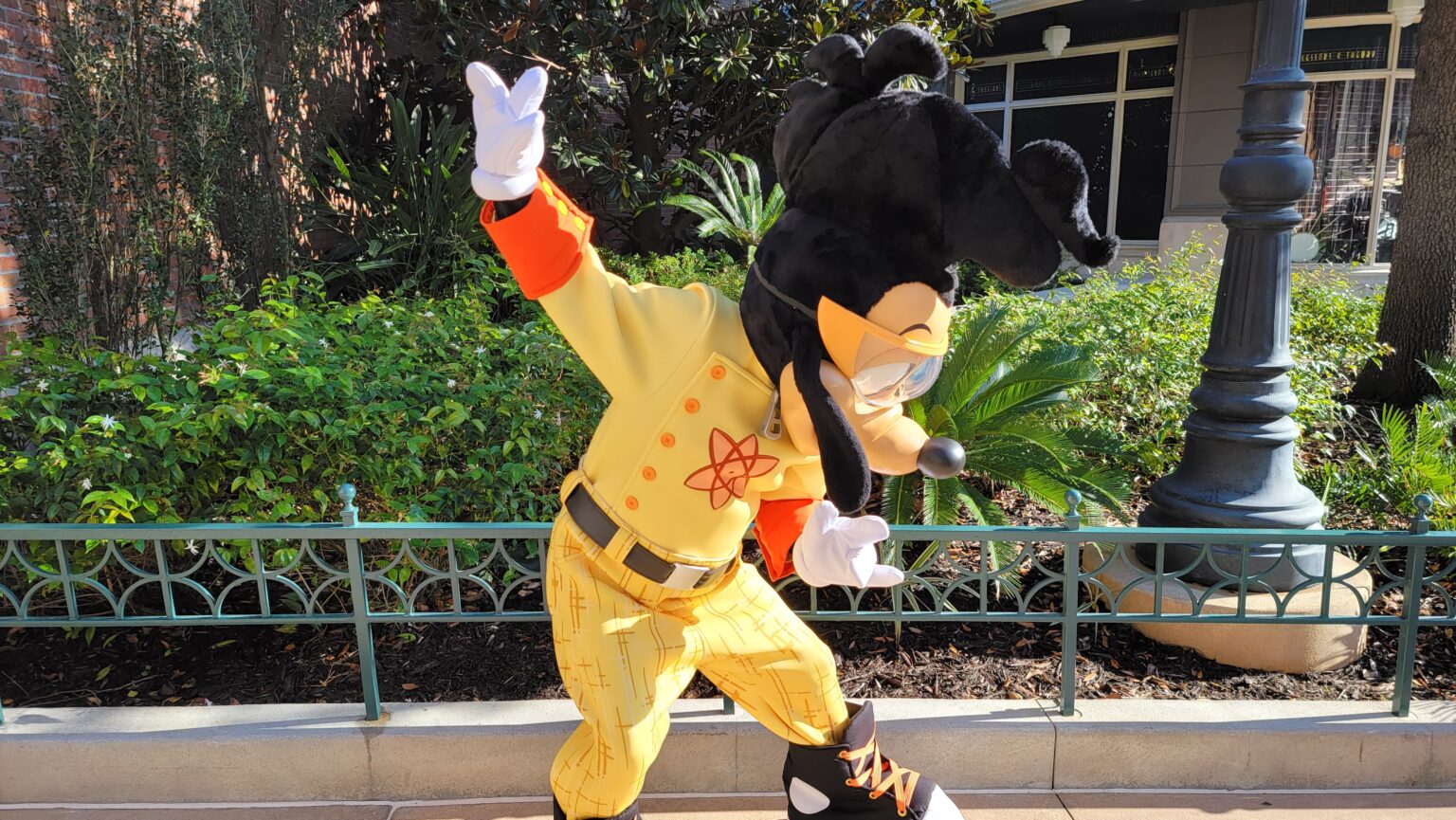 Powerline Max & Goofy Meeting Guests in Hollywood Studios | Chip and ...