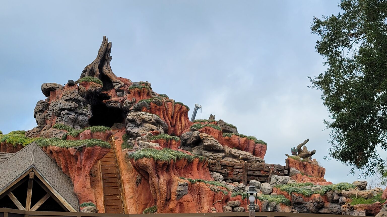 Scaffolding Erected as Retheming of Splash Mountain Begins | Chip and ...