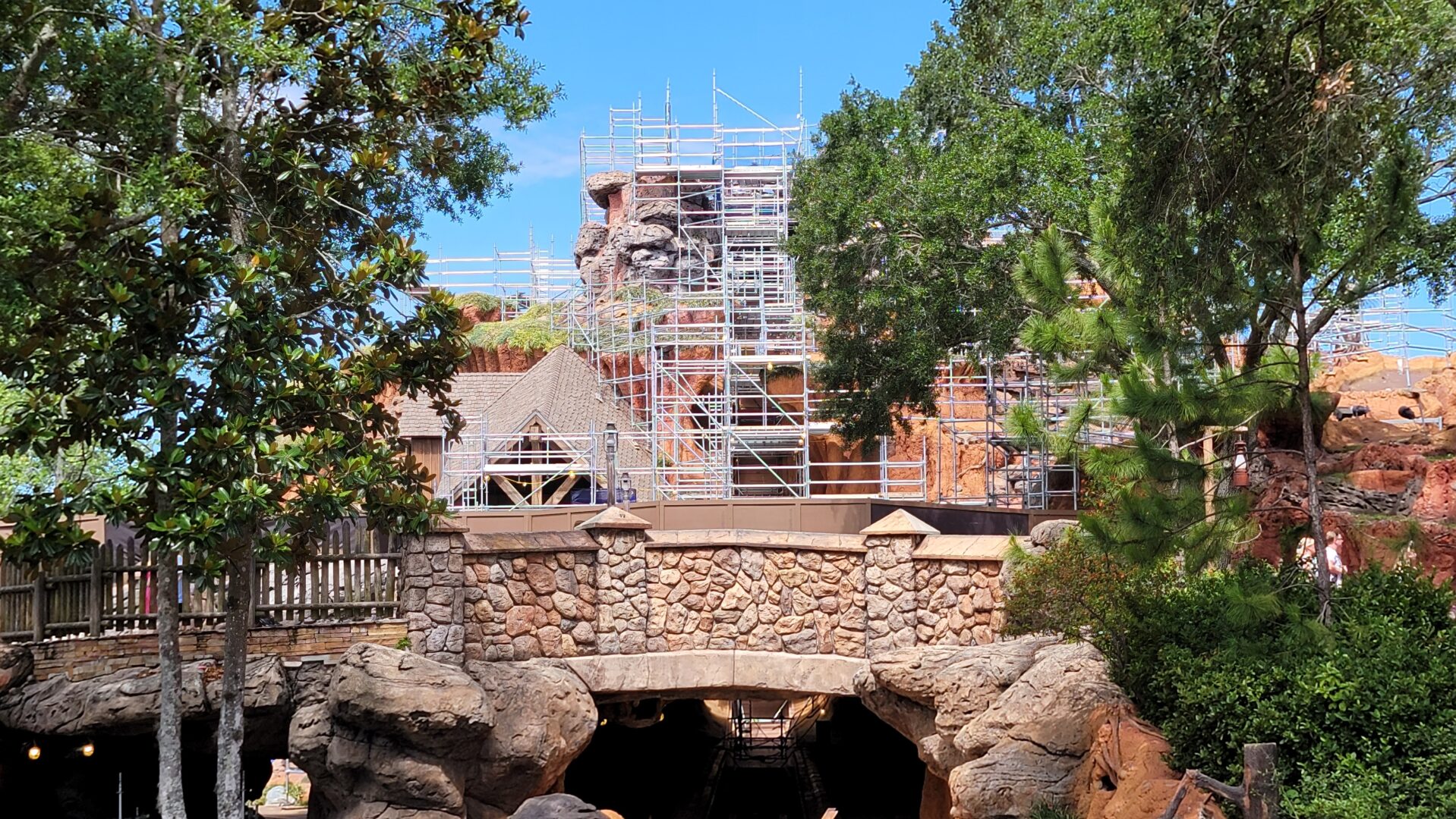 Scaffolding Covers Splash Mountain as Work Continues on Tiana's Bayou ...
