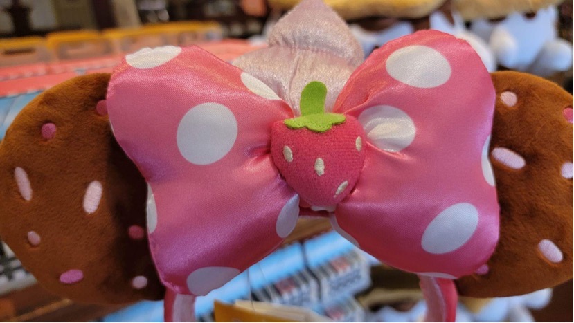 Extra Sweet Disney Munchlings Minnie Mouse Strawberry Cupcake Ear ...