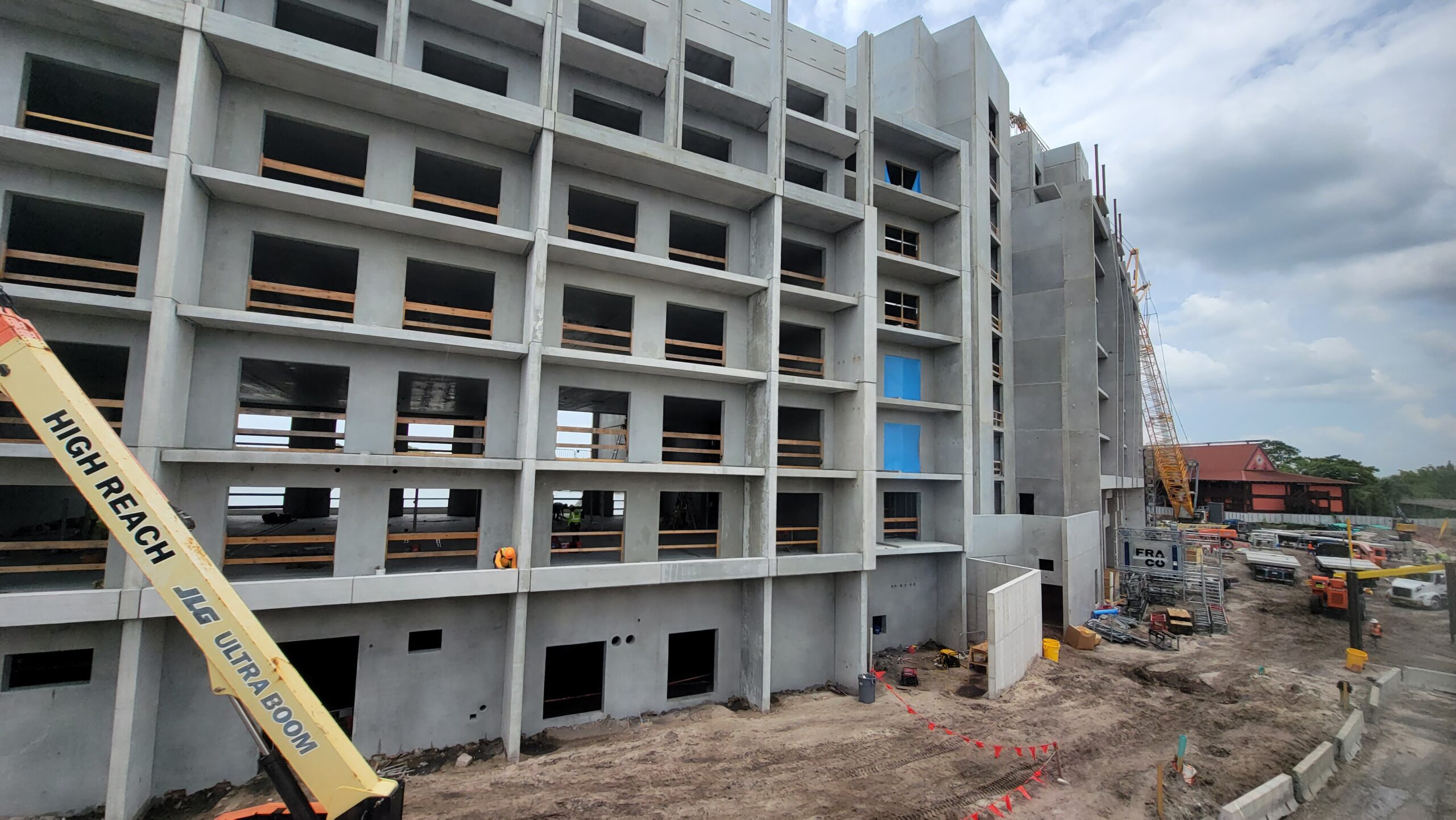 New Tower Construction at Disney's Polynesian Resort July 2023 | Chip ...