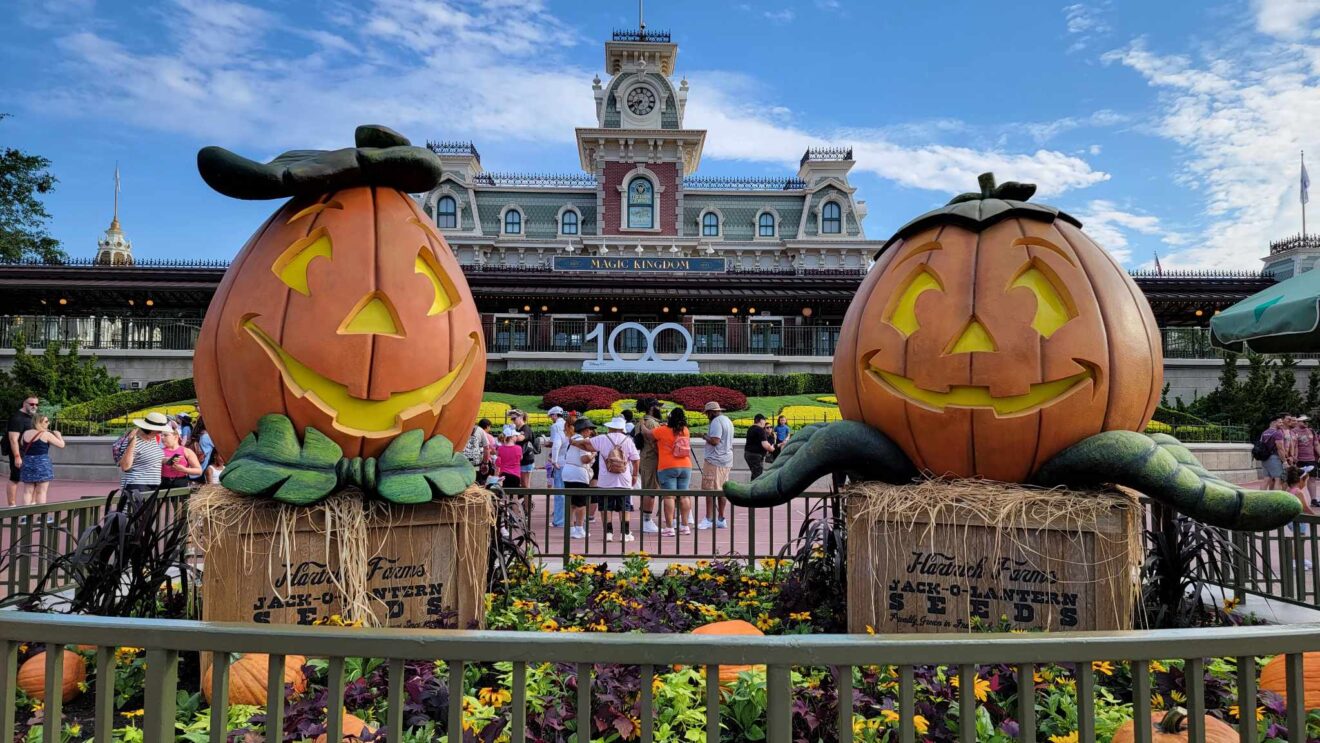 Halloween Decorations have arrived at the Magic Kingdom for 2023 ...