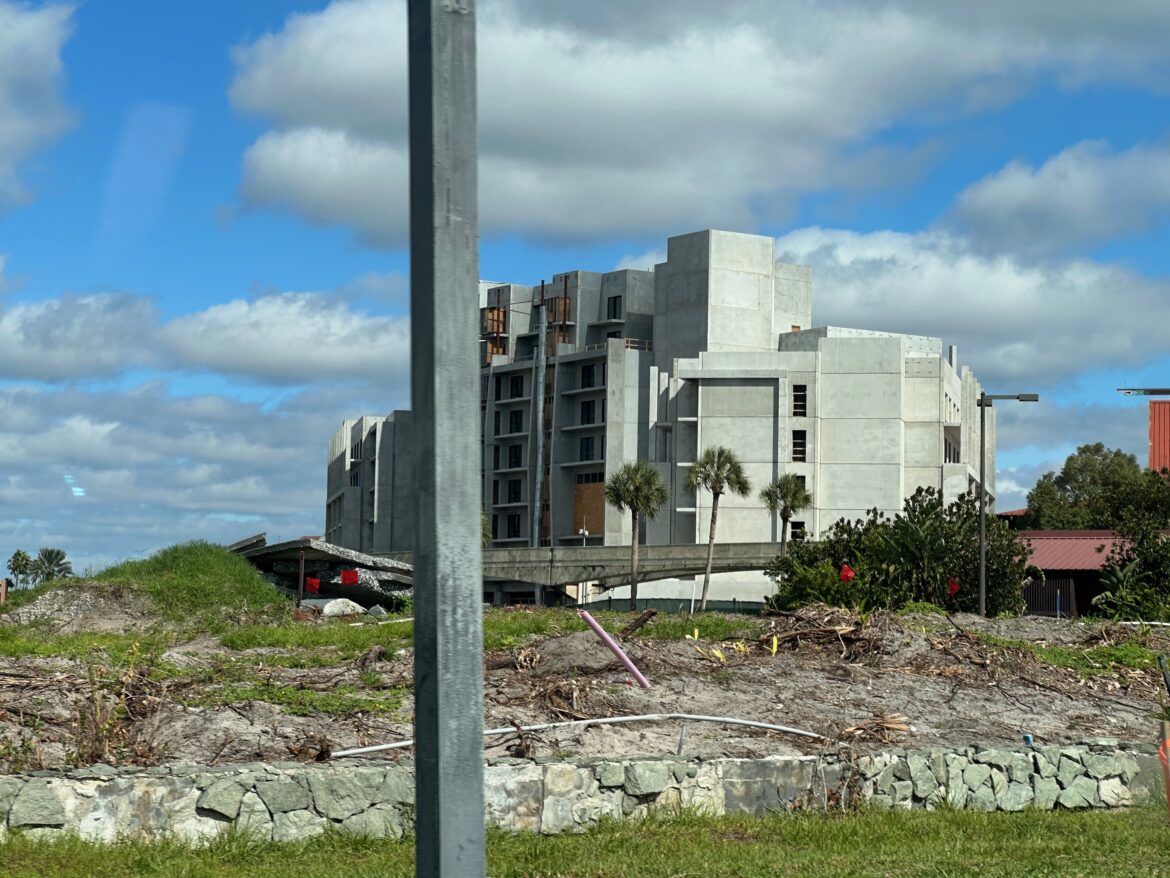Closer look at the DVC Tower Construction at Disney's Polynesian Resort ...