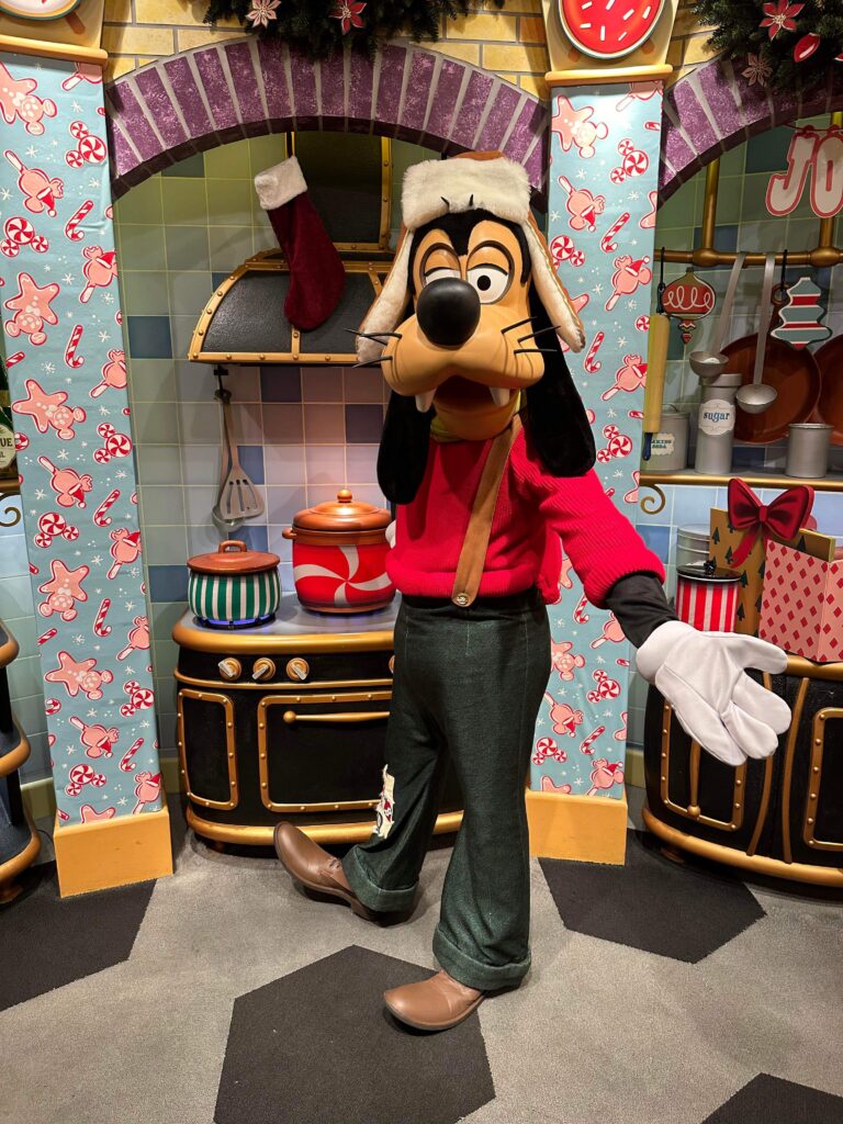 Goofy's Kitchen Holiday Dinner Buffet at the Disneyland Hotel | Chip ...
