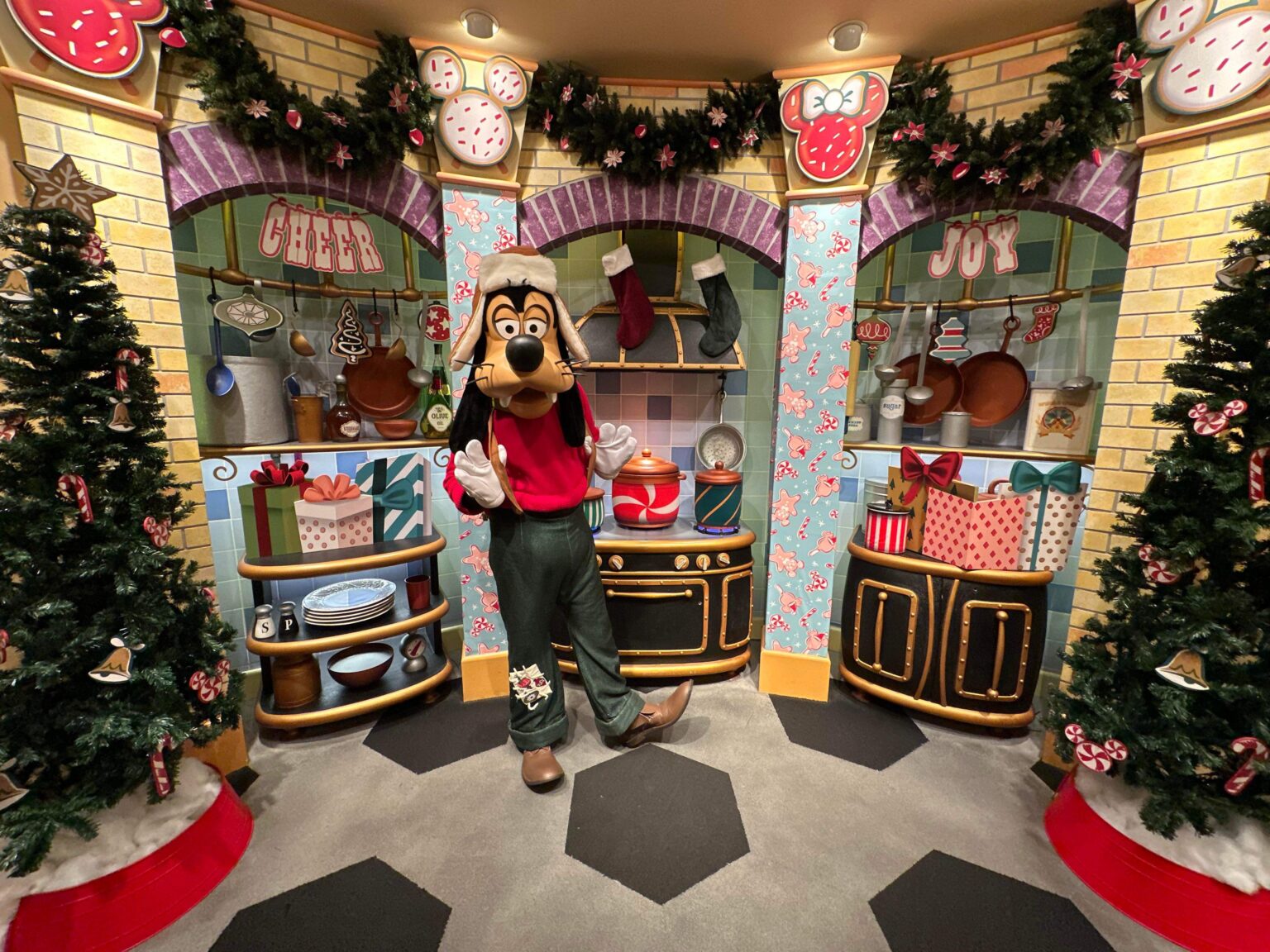 Goofy's Kitchen Holiday Dinner Buffet at the Disneyland Hotel | Chip ...