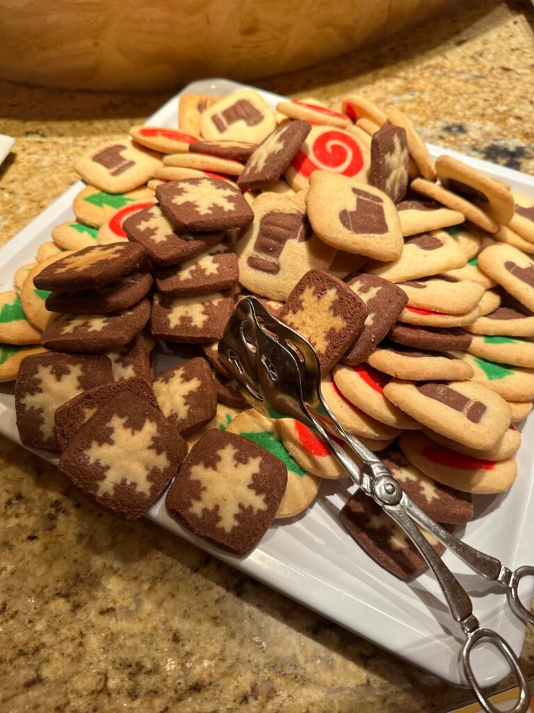 Goofy's Kitchen Holiday Dinner Buffet at the Disneyland Hotel | Chip ...