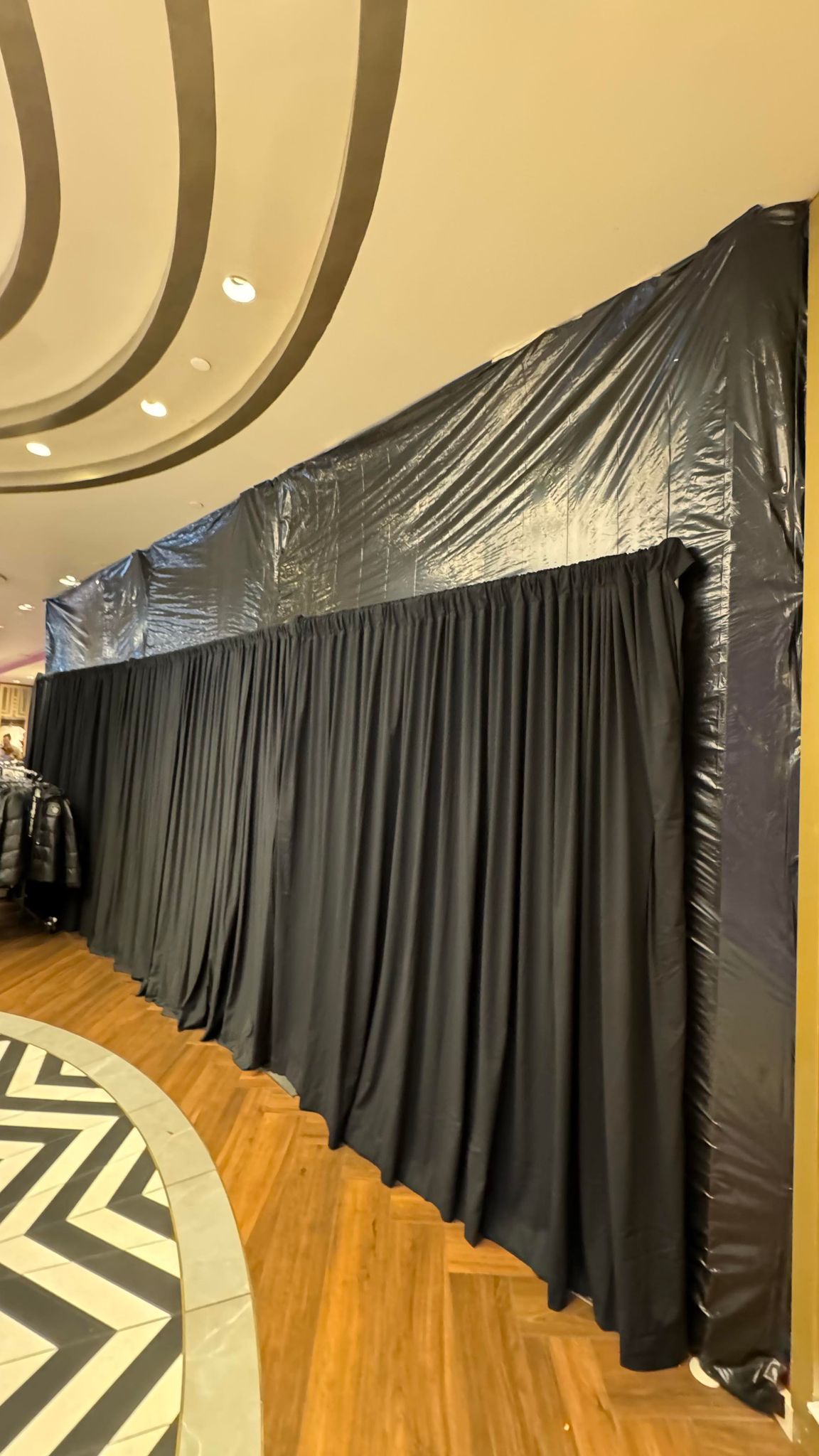 mickey-of-hollywood-curtain-1