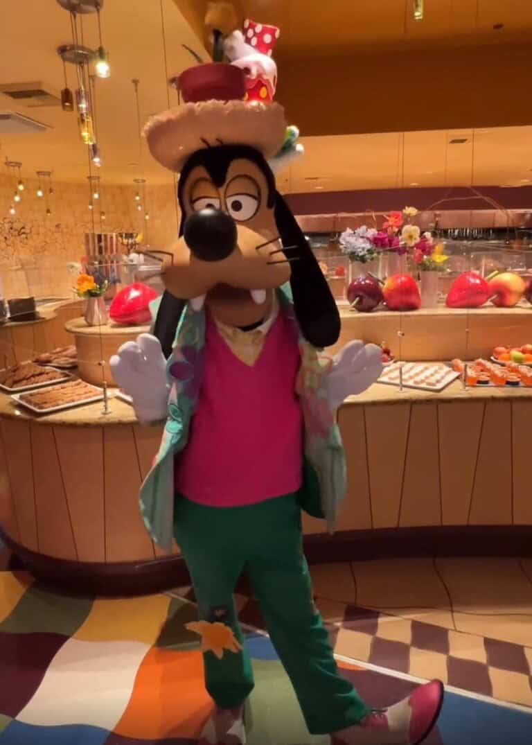 Goofy and Clarabelle Debut New Outfits at Goofy’s Kitchen Springtime ...