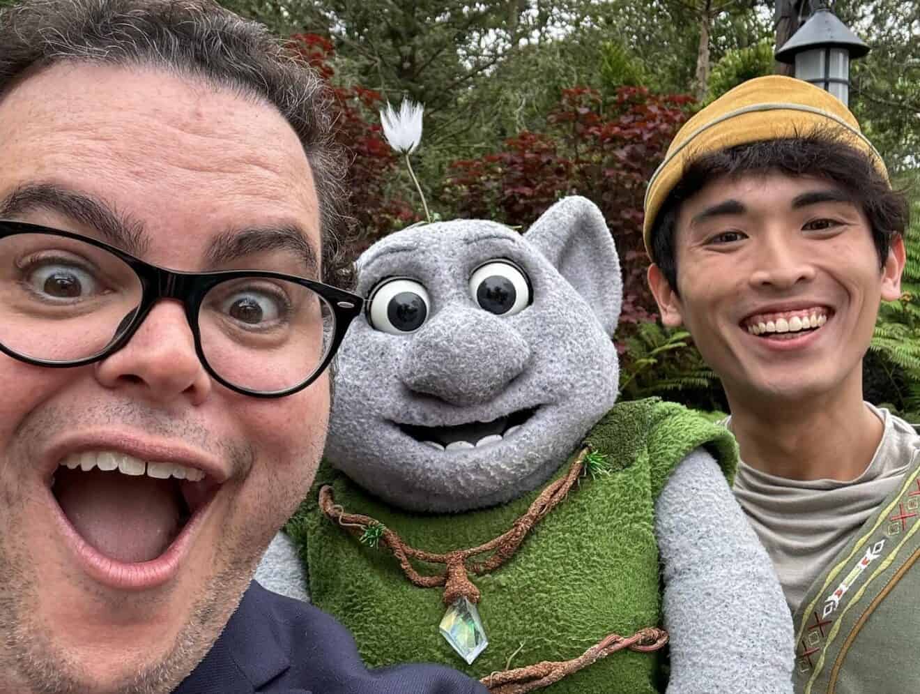 Josh Gad Visits the World of Frozen at Hong Kong Disneyland | Chip and ...
