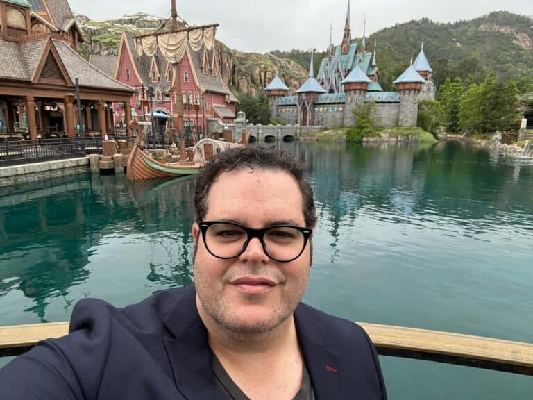 Josh Gad Visits the World of Frozen at Hong Kong Disneyland | Chip and ...