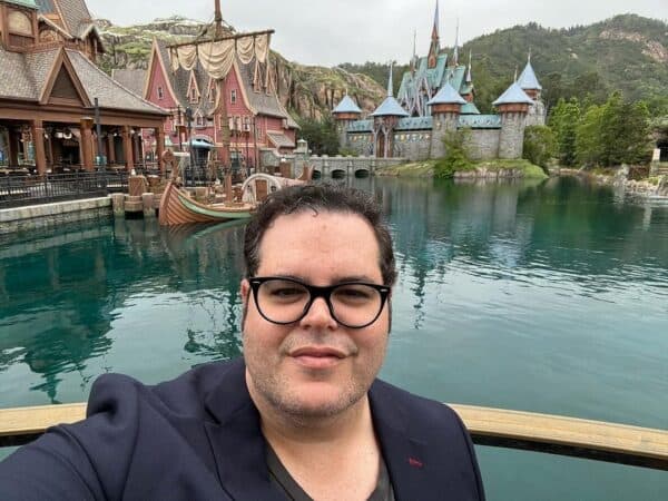 Video: Josh Gad Visits the World of Frozen in Hong Kong Disneyland ...