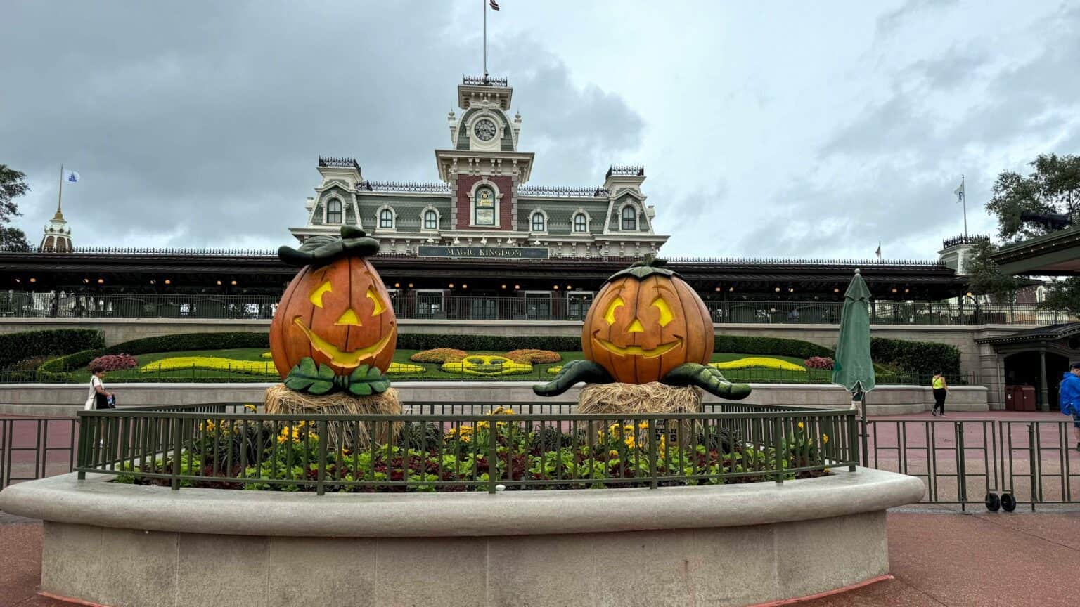 Halloween Decorations Arrive in the Magic Kingdom Ahead of Mickey’s Not ...