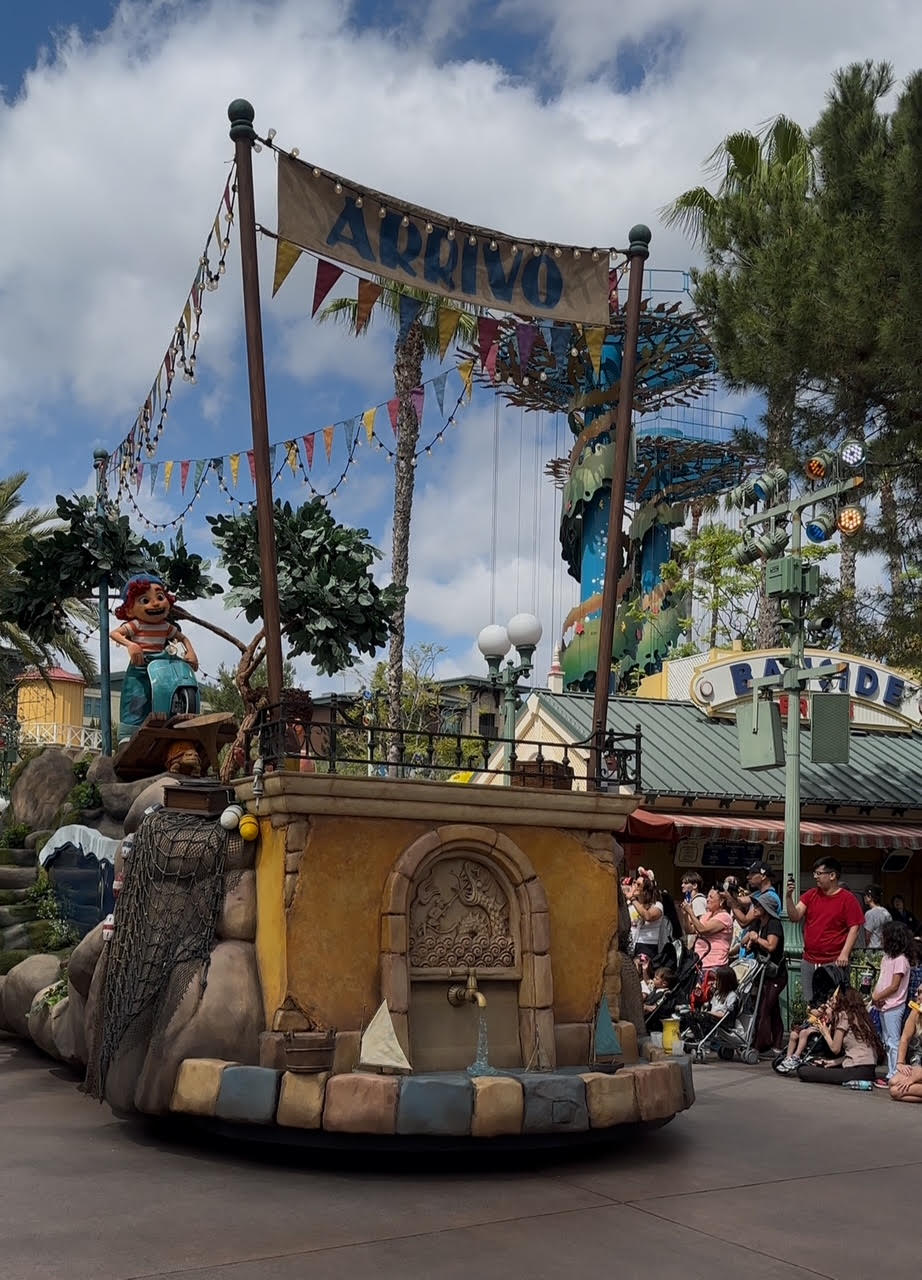 Better Together Pixar Parade Returns to Disney's California Adventure ...