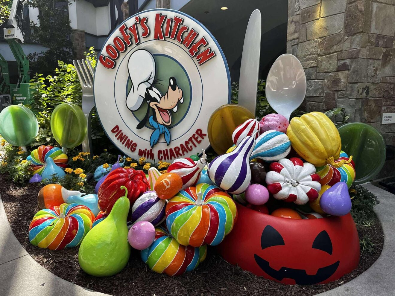 Goofy's Halloween Kitchen Returning to Disneyland Hotel in August ...